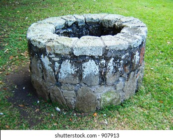 Old Well Stock Photo 907913 | Shutterstock