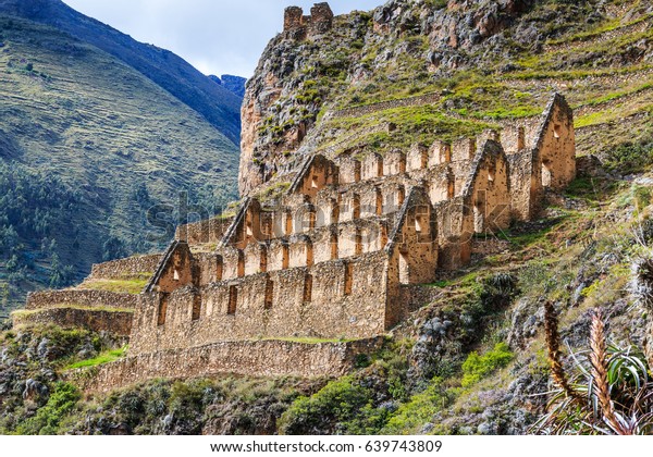 Ollantaytambo, Perú. Pinkuylluna, almacenes incas en el Valle Sagrado. Ollantaytambo, Perú. Pinkuylluna, almacenes incas en el Valle Sagrado.