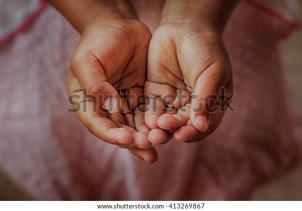 Los niños abiertos les dan la mano pidiendo ayuda.