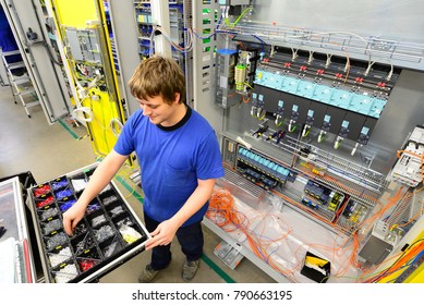 70,952 Assembly installation Images, Stock Photos & Vectors | Shutterstock