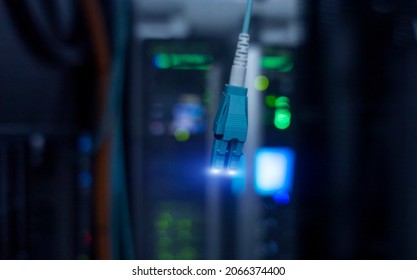 1,257 Dangling cables 图片、库存照片和矢量图 | Shutterstock