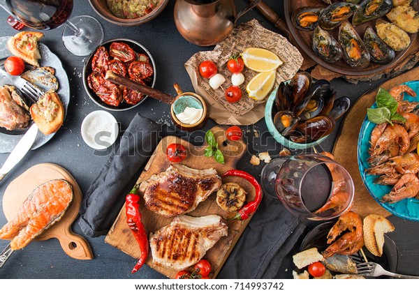 Mesa de la cena. Carnes a la brasa y mariscos con verduras. Filetes de ...