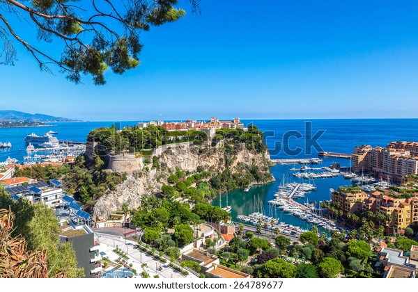 Vista panorámica del palacio del príncipe en Montecarlo en verano, Mónaco