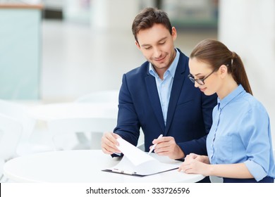 6,605 Employee filling out form Images, Stock Photos & Vectors ...