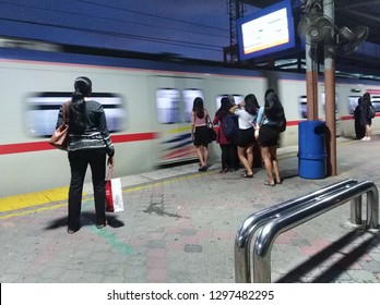 Passenger Queue Waiting Train Subway Station Foto de stock 1297482295 ...