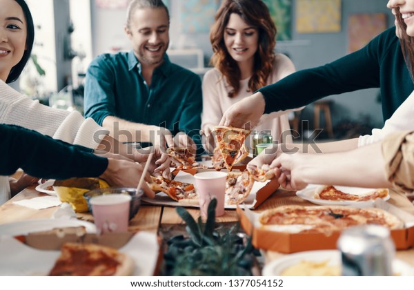 「Picking Another Slice Group Young People」の写真素材（今すぐ編集） 1377054152