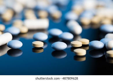 Pile Pills Tablets Pain Medication Scattered Foto Stok 588844730 ...