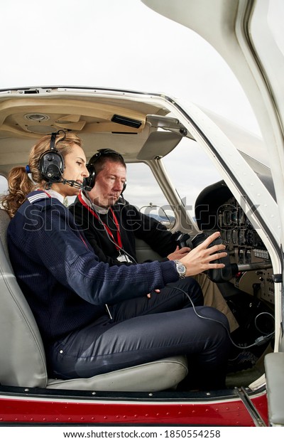 Piloto en entrenamiento e instructor de vuelo en la cabina de un avión ...