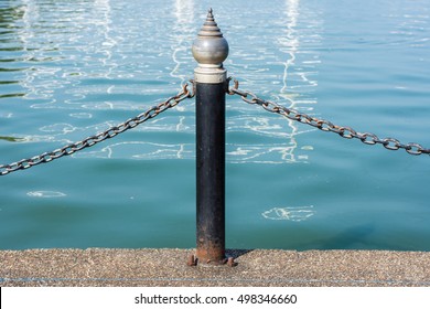 Steel chain around pole 93 รายการ ภาพ ภาพสต็อกและเวกเตอร์ | Shutterstock