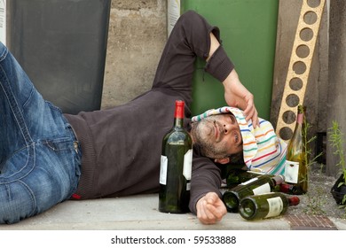 pobre hombre borracho que se encuentra Foto de stock 59278438 ...