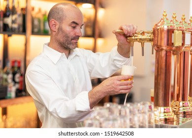 5,065 Person pouring beer Images, Stock Photos & Vectors | Shutterstock