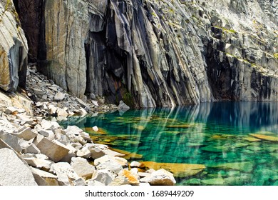 Precipice Lake Cliffs Reflection Inside Sequoia Stock Photo 1689449209 ...