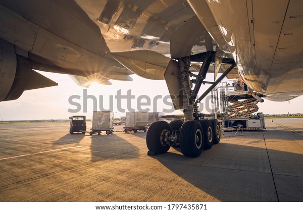 7,086 imágenes de Vehicle loading aircraft - Imágenes, fotos y vectores ...