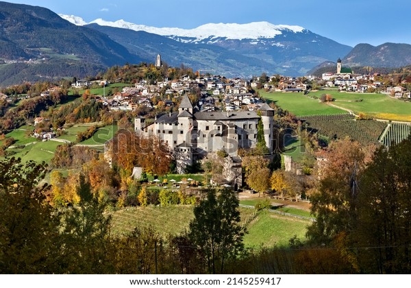 3,013 Castle with grassland 库存照片、图片和摄影作品 | Shutterstock