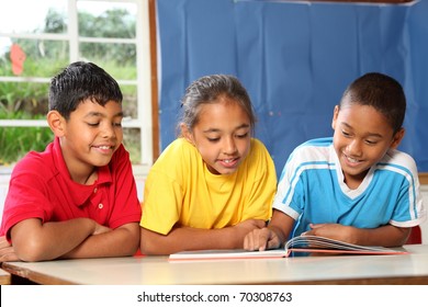Three Primary School Children Reading Learning Foto Stok 70144561 ...