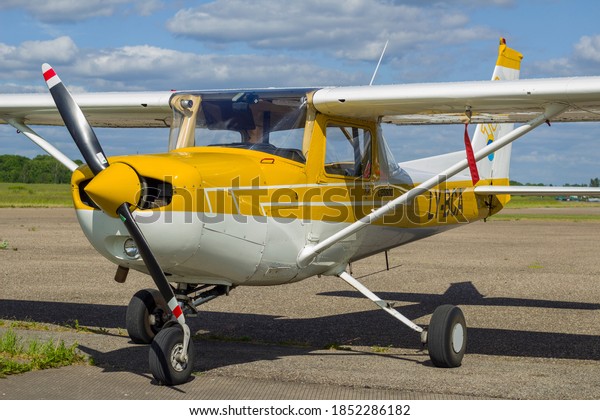 Private Single Engine Plane Cessna F152 Foto de stock 1852286182 ...