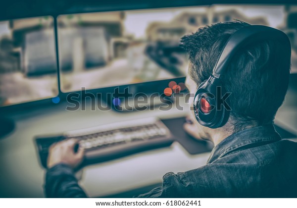 Professional Computer Player Plays On Computer Foto stock 618062441 ...