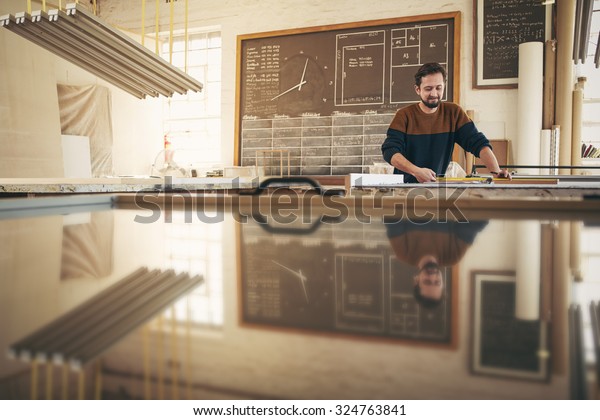 Professioneller Handwerker, der in seinem naturbeleuchteten Stockfoto ...