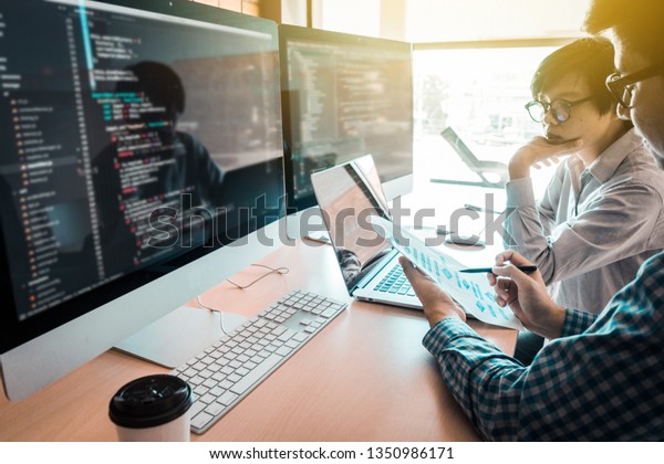 编程和编码技术。网站设计。在软件中工作的程序员开发公司办公室屏幕计算机背景库存照片1350986171 Shutterstock