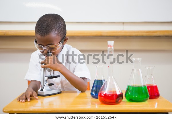 Pupil Looking Through Microscope Elementary School库存照片261552647 ...