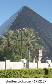 273 Las vegas strip luxor light Images, Stock Photos & Vectors ...