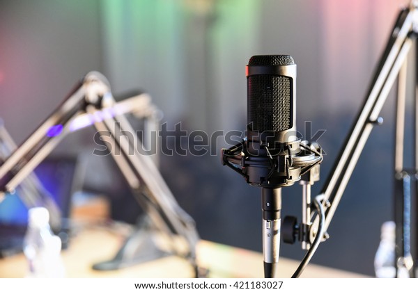 Microphone radio dans le studio : photo de stock (modifiable) 421183027