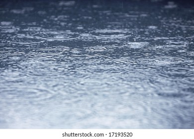 Rain Drops Puddle Creating Ripples Stock Photo 17193520 | Shutterstock
