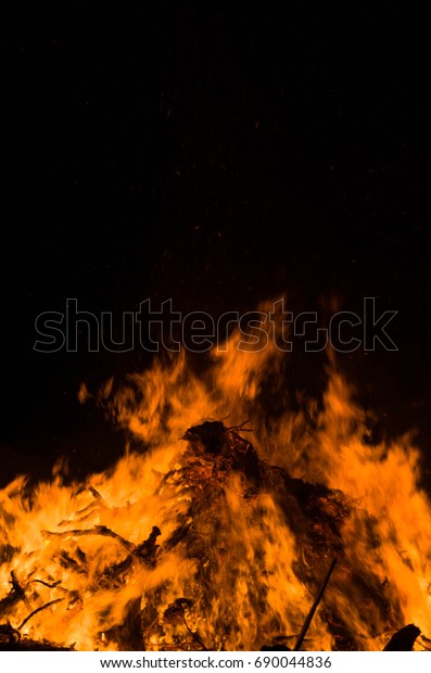 Real Fire Flame Render Bonfire Campfire Foto stock 690044836 | Shutterstock
