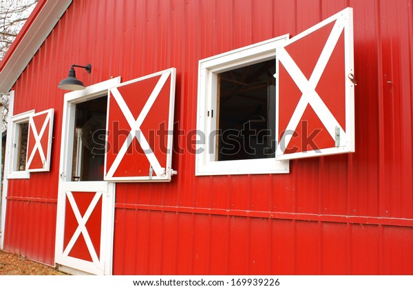 Red Barn Large Windows Stockfoto 169939226 | Shutterstock