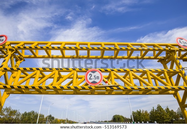 Road Height Limit Stock Photo 513169573 | Shutterstock