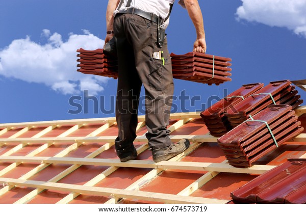 Toit au travail : photo de stock (modifiable) 674573719