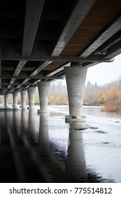 Row Concrete Pylon Pillars Elevated Freeway Foto de stock 775514812 ...