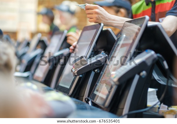 Fast food cash register: 2.090 billeder, stock-fotos og -vektorer ...