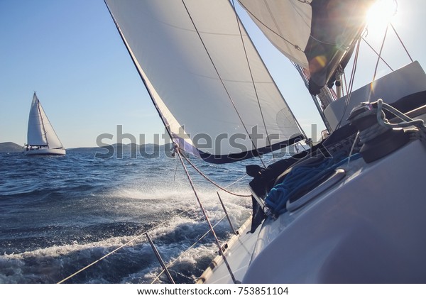 Segeln Sie im Wind durch die Wellen, Yachten auf Segelregatta