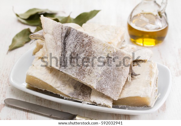 poisson cru sec salé de morue : photo de stock (modifiable) 592032941