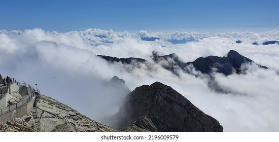 292,990 Summit in clouds Images, Stock Photos & Vectors | Shutterstock
