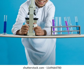 9 Arab child using microscope Images, Stock Photos & Vectors | Shutterstock