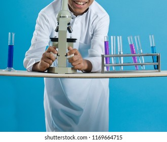 9 Arab child using microscope Images, Stock Photos & Vectors | Shutterstock