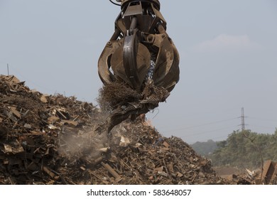 638 Scrap metal grabs Images, Stock Photos & Vectors | Shutterstock