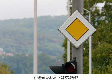 4,665 Traffic priority sign Images, Stock Photos & Vectors | Shutterstock