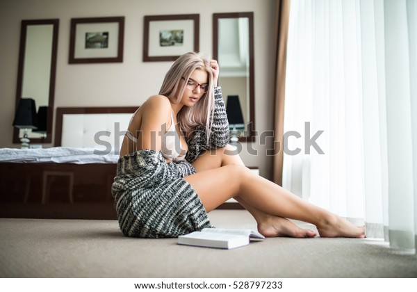 Sexy Blonde Woman Read Book Room Foto De Stock 528797233 Shutterstock