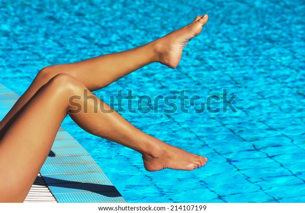 28 725 Girl Legs Pool 图片、库存照片和矢量图 Shutterstock