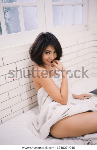 Sexy Naked Woman Sitting On White 스톡 사진 1246074046 Shutterstock