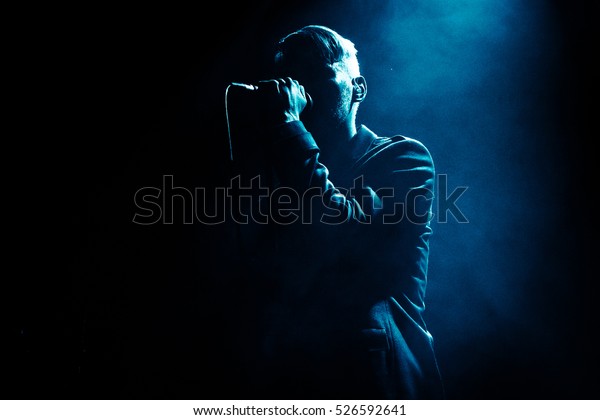 Bayangan penyanyi dalam cahaya Foto Stok 526592641 | Shutterstock