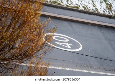 1,100 Speed limit painted Images, Stock Photos & Vectors | Shutterstock
