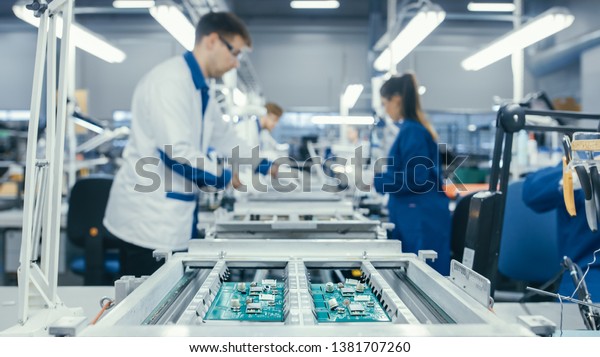 Shot Electronics Factory Workers Assembling Circuit Foto stock ...