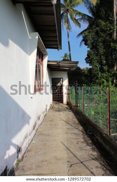 Side View House Stock Photo 1289572702 | Shutterstock