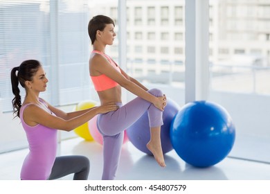 Side View Portrait Female Trainer Helping Foto stock 171465611 ...