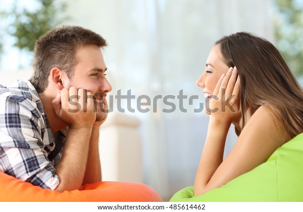 1.954 Couple watching each other: immagini, foto stock e grafica ...
