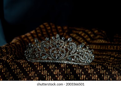 2,499 Crown wedding invitation Stock Photos, Images & Photography ...